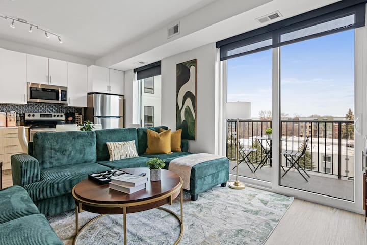 Luxury Uptown 2bed Condo With Patio |Gym |Office - New Hope, MN