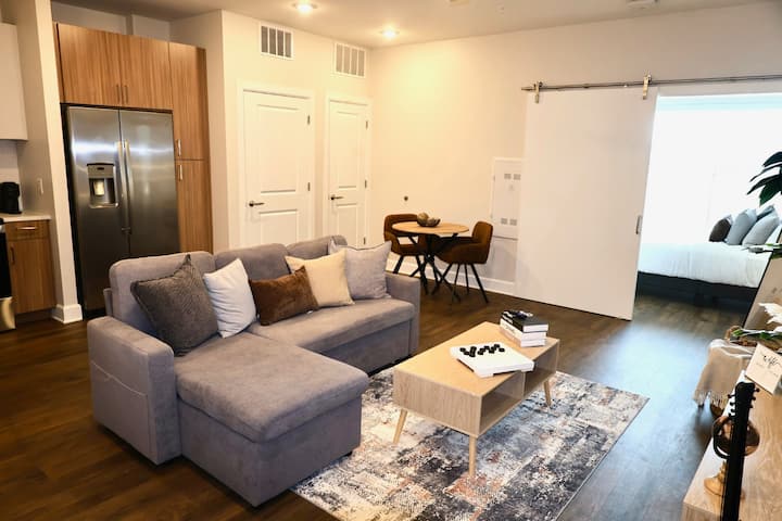 Bright 1br Retreat W/ Skyline Lounge & Gym - Nashville, TN