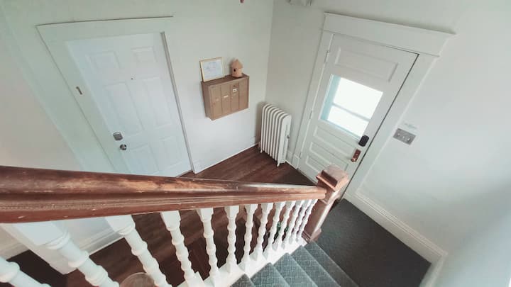 Sunfield Suite - Downtown Upstairs Nest - Ames, IA