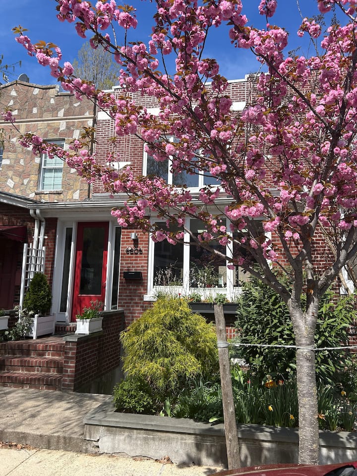 House & Garden Near New York Bay - Brooklyn, NY