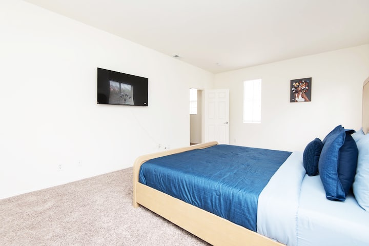 Family-friendly 3br/2ba House + Game Room & Patio - North Hills - Los Angeles