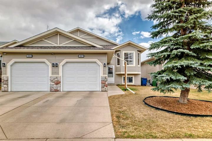 Home With Comfort And Class - Airdrie