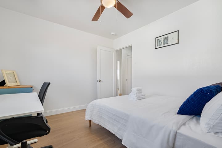 Bright Room With Queen Bed&desk - San Leandro, CA