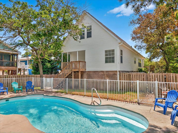 One Block To The Beach With Pool, Golf Cart Opt. - Oak Island, NC