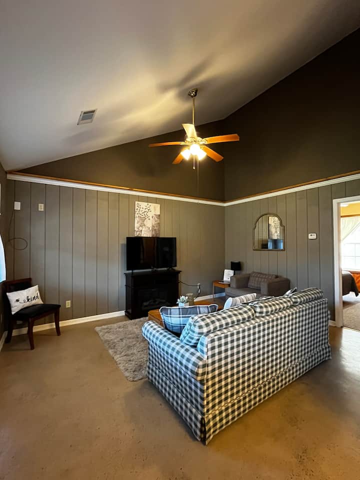 Cozy Cabin On The Cove (One) - Sunrise Beach, MO