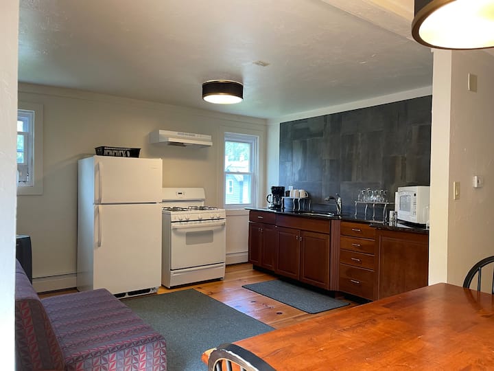 The Loft - 5 Queen Bedroom Apartment (Sleeps 10), 2 Bath & Kitchen - The Trailside Inn - Killington, VT
