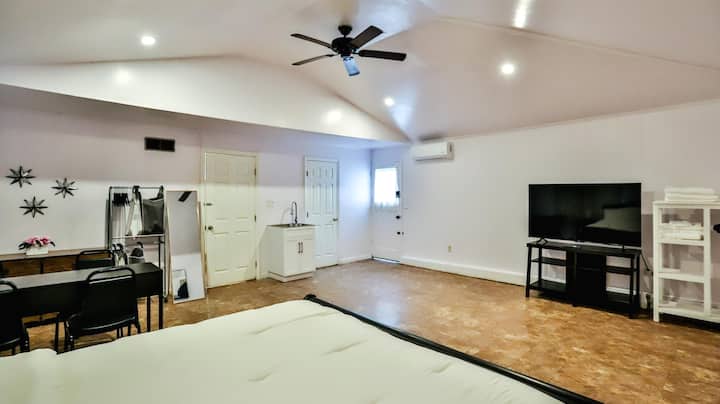 Roomy Garage Studio In Santa Ana - Santa Ana, CA