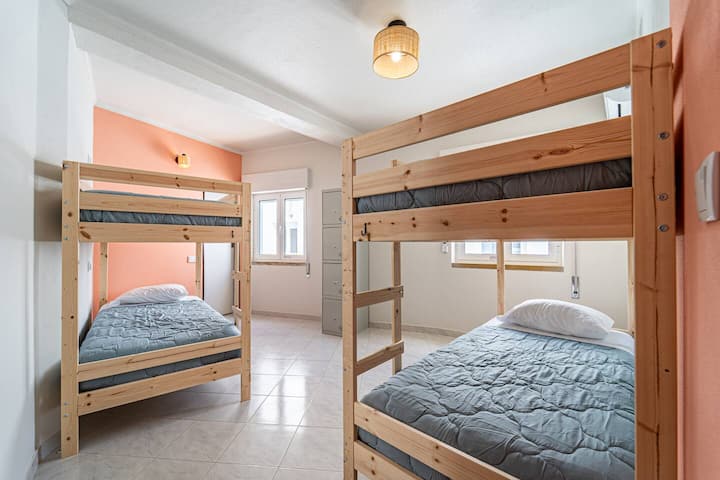 Cama Em Dormitório Feminino - Albufeira