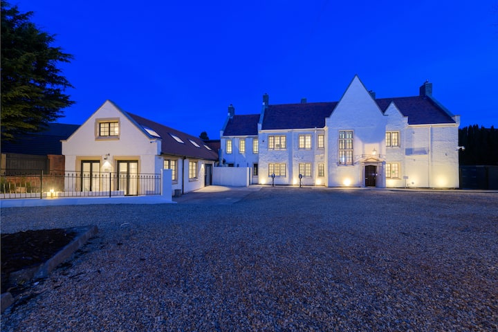 001 Holm House | Elegant Garden Flat With Lounge - Barry