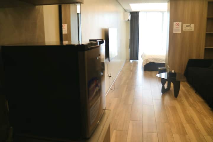 Chic Condo Near Okada Manila | Balcony & Pool - Parañaque
