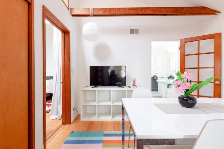 Amazing 1br Off The Beachw/parki - Santa Monica, CA