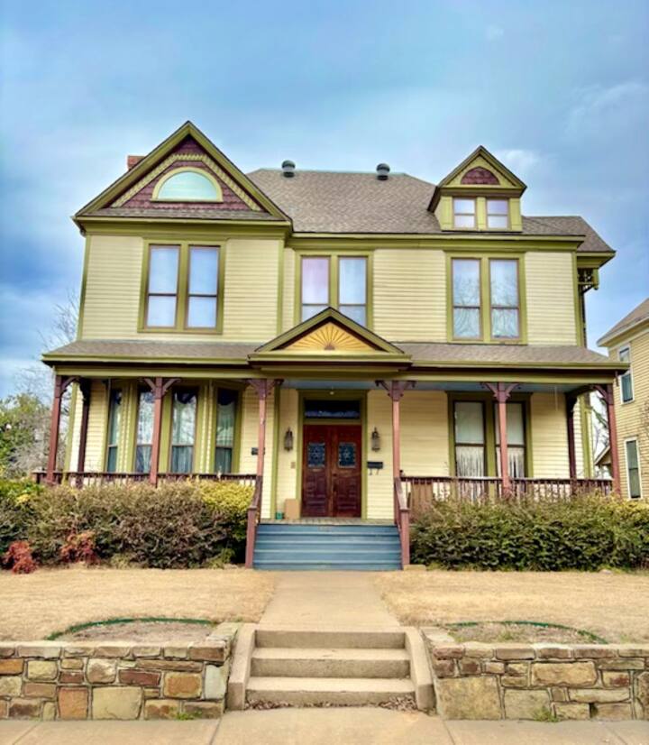 Vogue- 1886 Queen Anne Victorian - Fort Smith, AR