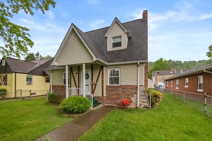 Charming Charleston Cottage - Charleston, WV