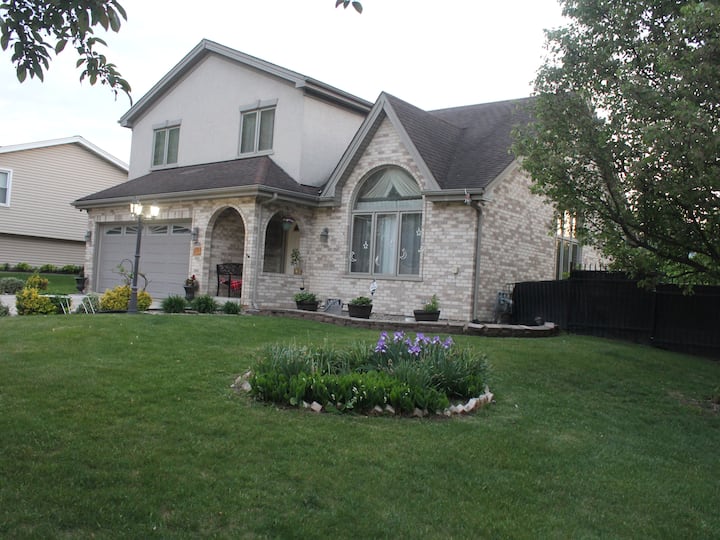 4br Home In Hickory Hills - Burbank, IL