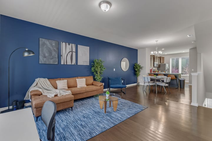 Upscale King 3br Townhouse—mins To Downtown! - Raleigh, NC