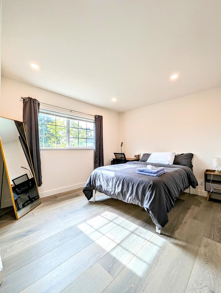 A Brand New Bedroom In Hayward W/ Easy Commute - Hayward, CA
