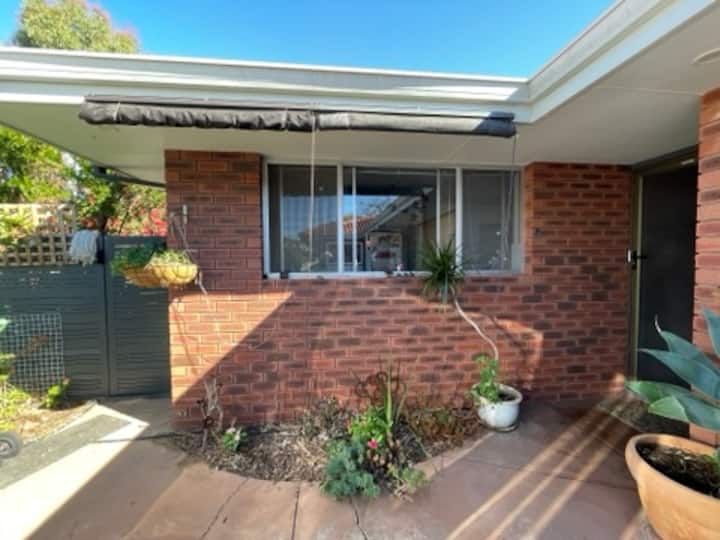 Room In Cosy Fun Unit - Perth