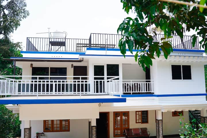 Red Parrot Homestay 4 Bhk - 문나르