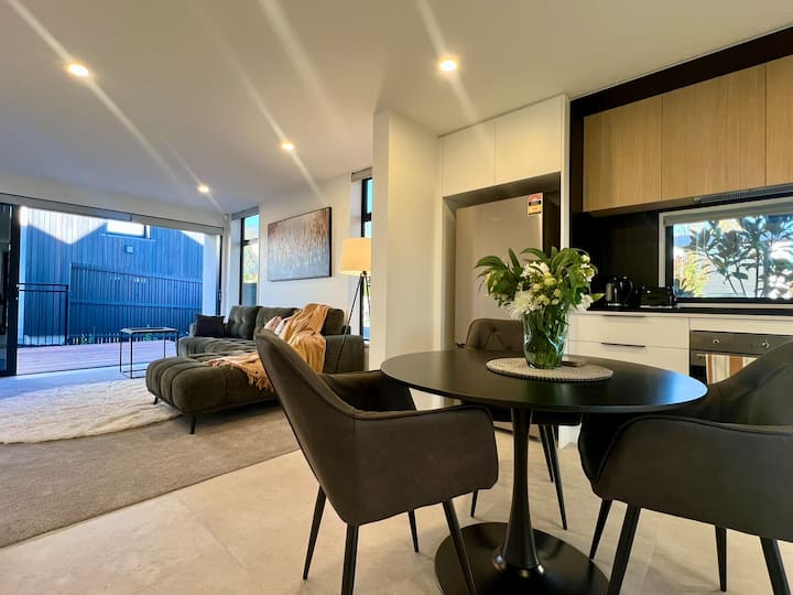 Luxury Corner 2br Townhouse W/parking! - Christchurch