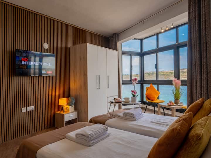 Blue Sky Beach House+jacuzzi - Steps From The Sea! - Malte