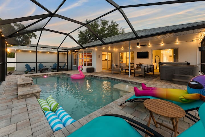 Red Coach Retreat! Sleeps 12 Heated Pool |Hot Tub - Spring Hill, FL