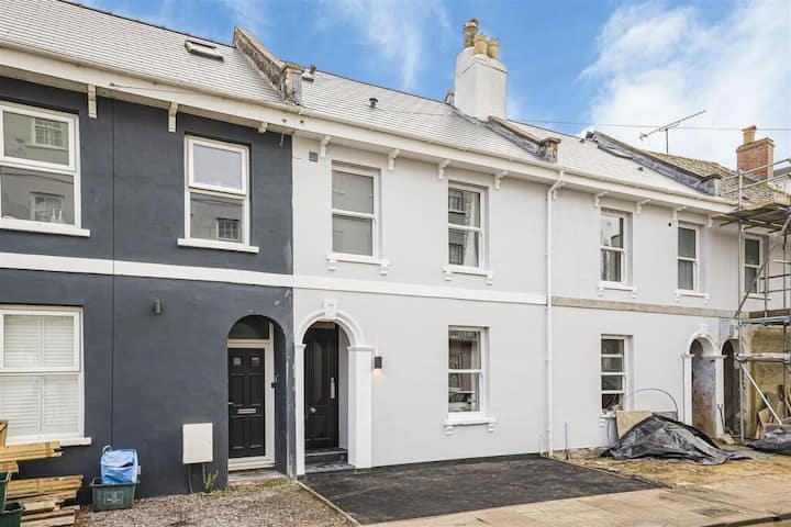 4 Bed House, Central Cheltenham With Parking Space - Cheltenham