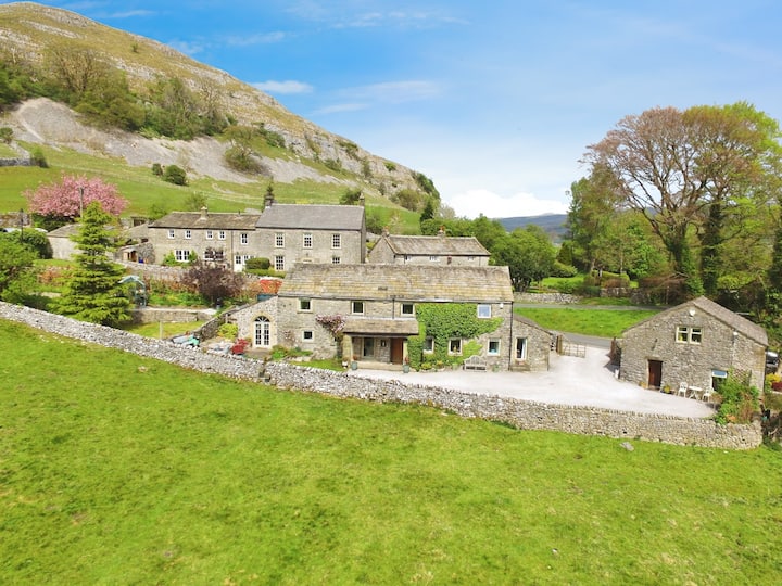 Country Barn With Tennis Court - Grassington