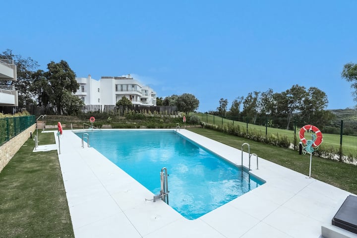 Cozy Retreat W/ Backyard & Pool - Estepona