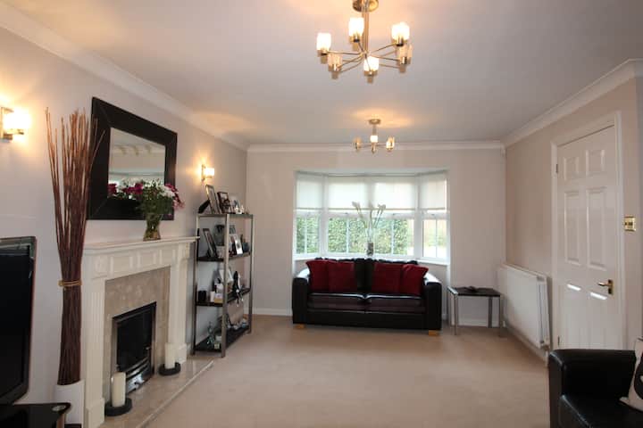 Large 4 Double Bed Exec House - Brentwood