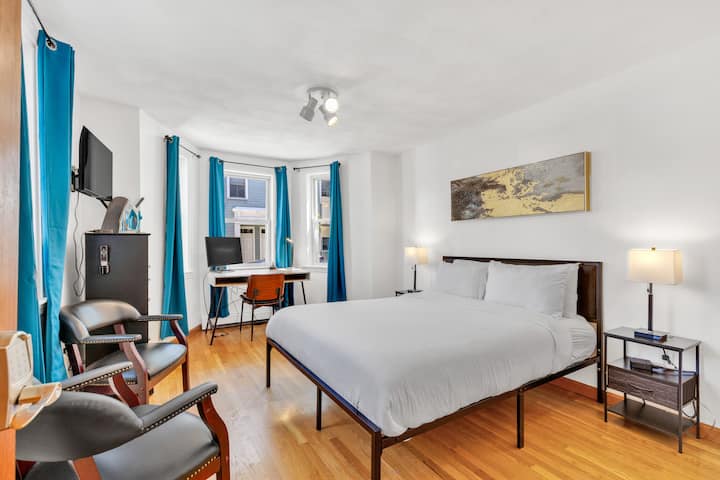 Large Room, Private Desk, Walk To Mit, Near Shops - Cambridge, MA