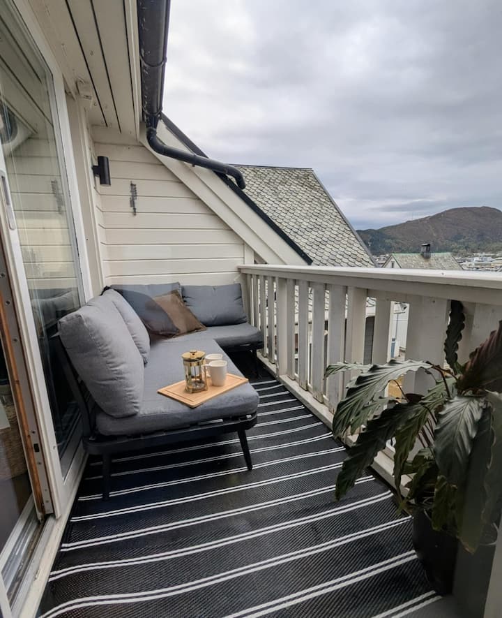 Large  Modern And Sentral Apartment With Veranda - Alesund