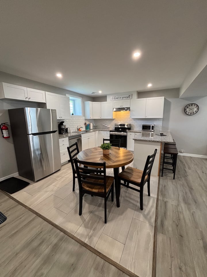 Lower Unit Full Suite-8 Person - Amherstburg