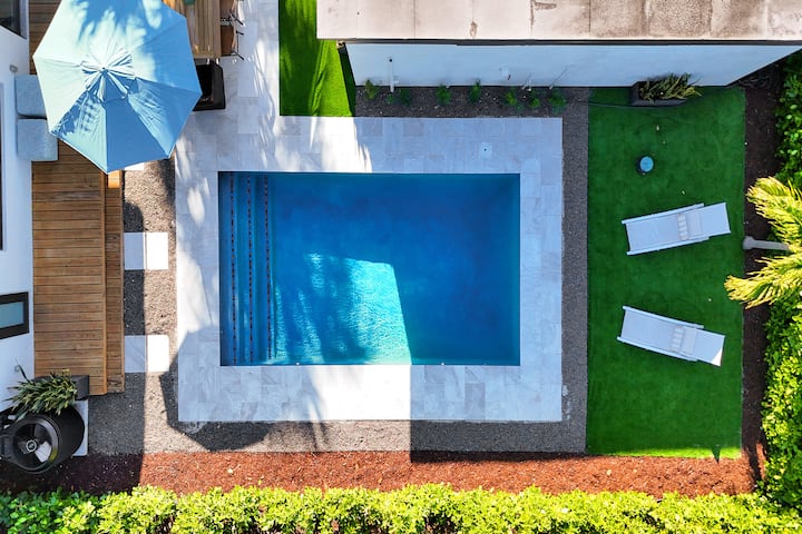 Costal Bungalow & Guest House - By The Beach - Delray Beach, FL