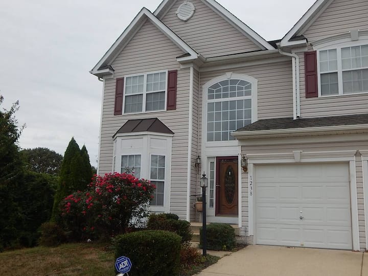 536) Private And Separate Guest House! - Glen Burnie, MD