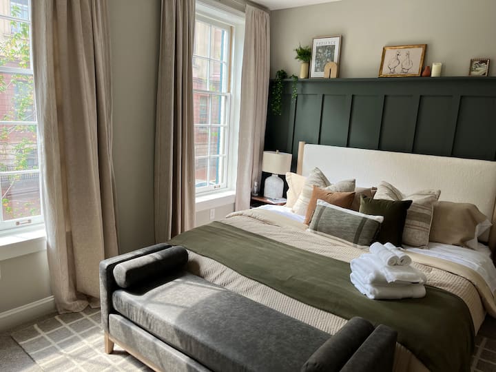 The Citizen Suite (King Bed, Downtown, Stylish) - Lancaster, PA