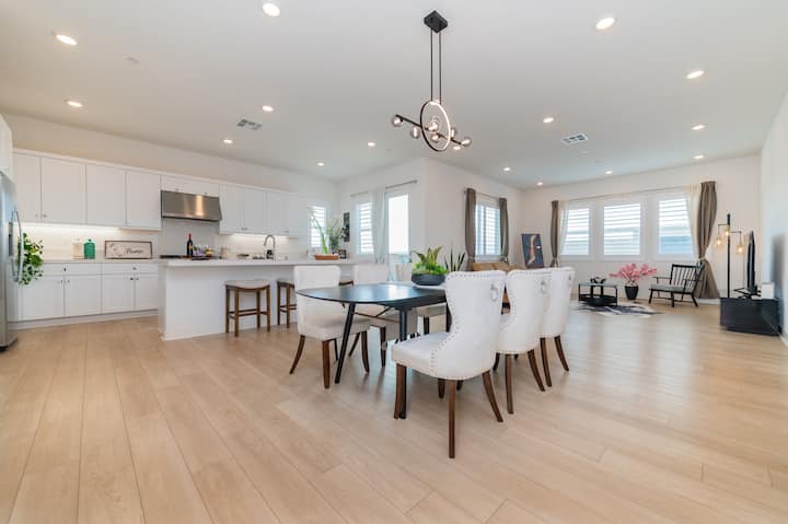 Luxury & Spacious 4b4b Flat-gp - Irvine, CA