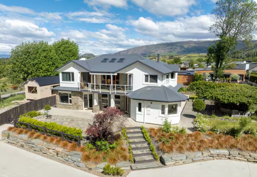 Wanaka Lake House - Close to That Wanaka Tree - Houses for Rent in ...