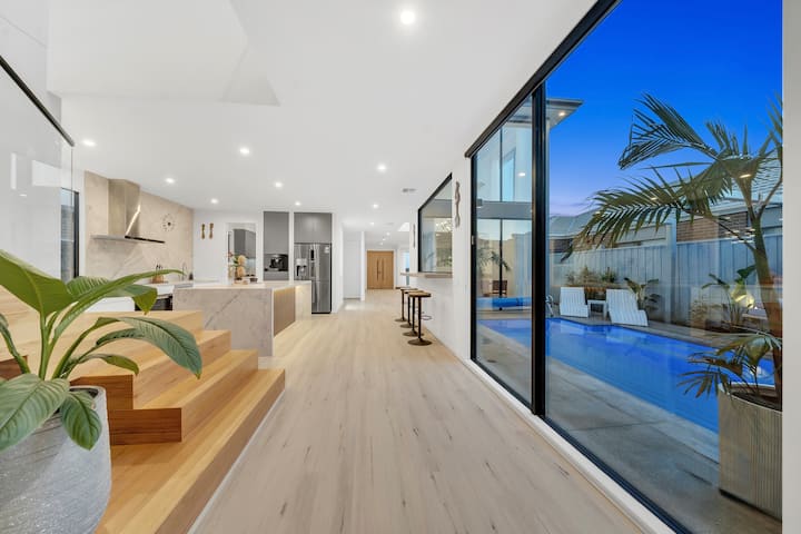Luxe Designer House + Pool Cinema & Gym - Melbourne