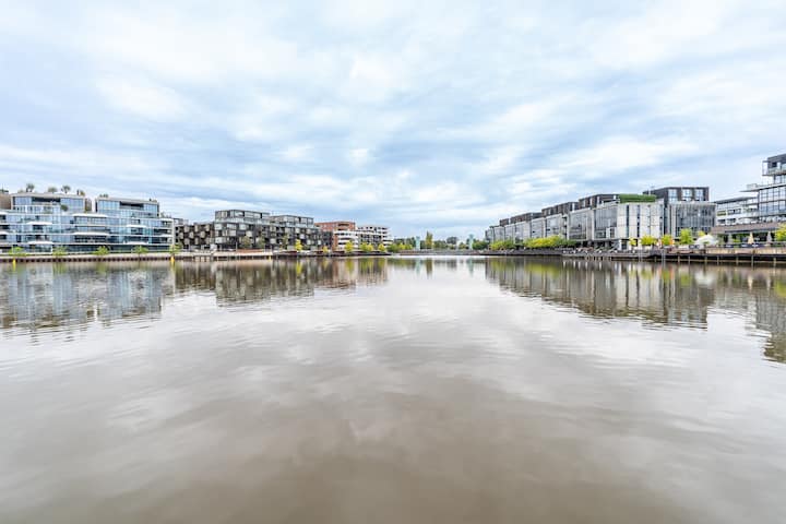 Vibrant Stay With Lakeside Charm In Kingston - Queanbeyan