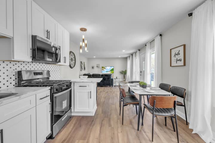 Stylish 3br Getaway • Near Woodfield & Parks - Hoffman Estates, IL