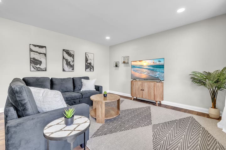 Modern 3br Escape • Stroll To Shops And Parks - Bartlett, IL