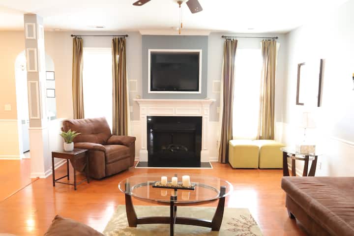 Cozy, Well Decorated Home In Quiet University Area - Charlotte, NC