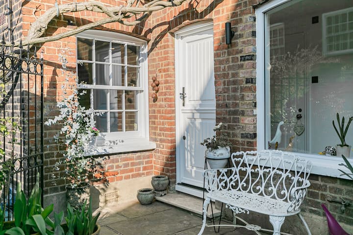 Historical Central St Albans Luxury Cottage Garden - St Albans