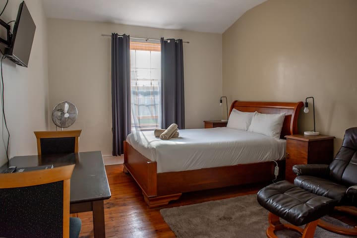 Bedsit With Queen - Share  Bathroom - Mount Gambier
