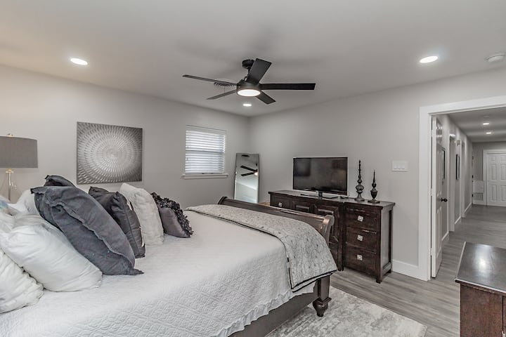 Prime Location! Mid-century Rambler Retreat - Woodhaven - Fort Worth