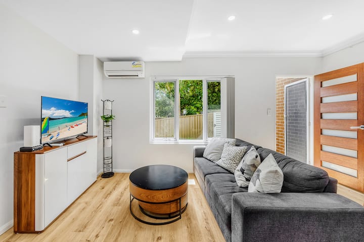 3br Home Walk To Shops & Park - Carlton