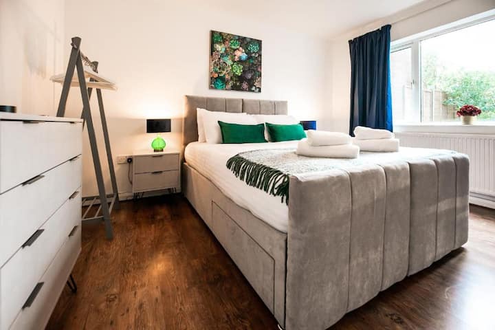 Superb 2 Bedrooms, 3 Beds - St Albans