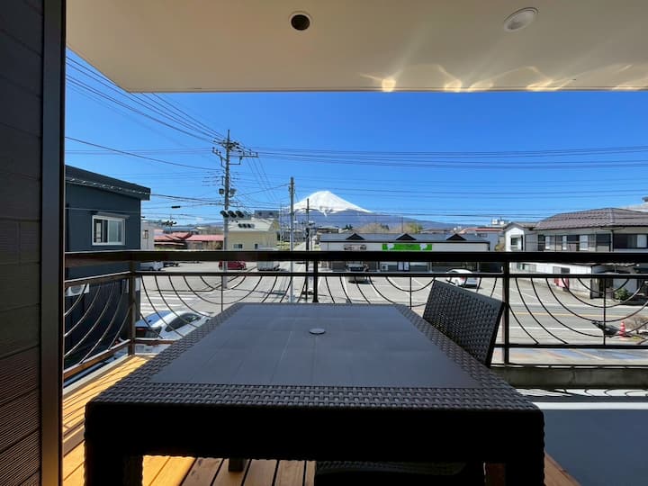圧巻の富士山ビュー!バルコニーあり|モダンで綺麗な宿を貸し切り - 都留市