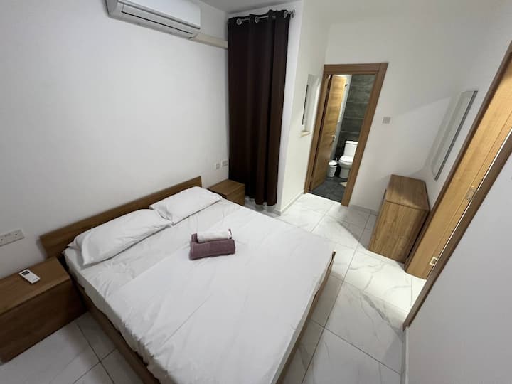 S17q2 - Private Room St Julians - Malta