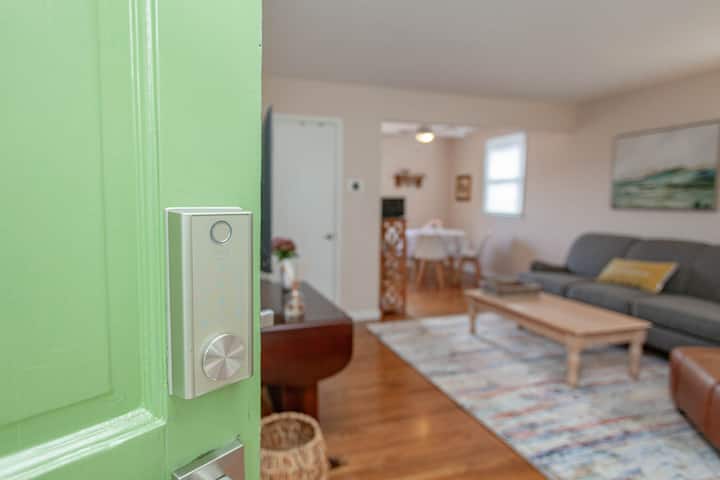 Cville Downtown 2 Br With Deck - Charlottesville, VA